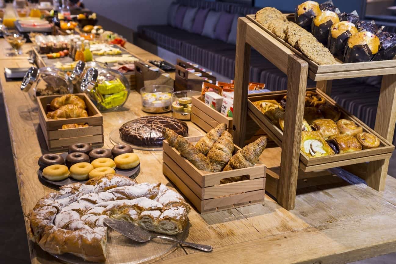 Qué opciones de desayuno buffet ofrece Fiesta Inn