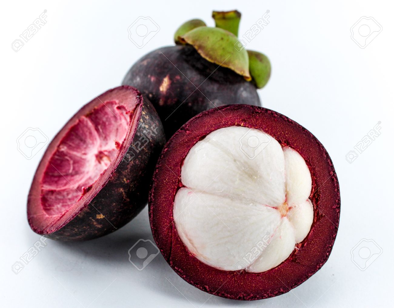 Qué fruta de color morado tiene pulpa blanca y es deliciosa